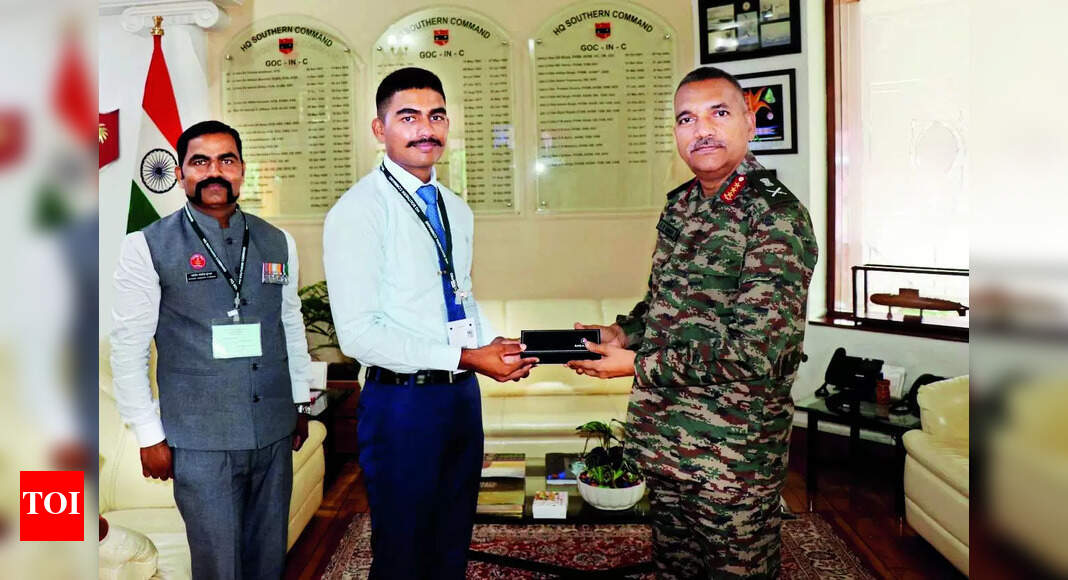 Army Commander: Army commander felicitates officer for paying ‘rare ...