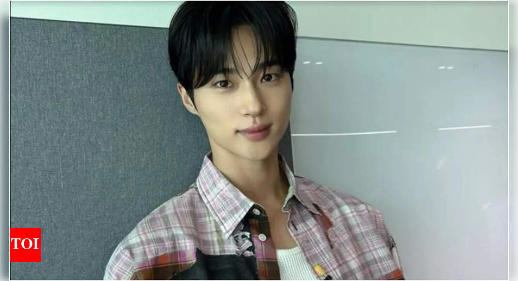 Security guards resort to hugging Byeon Woo Seok to prevent him from ...