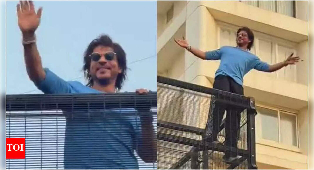 Shah Rukh Khan wishes fans on Eid from Mannat, greets them with flying ...