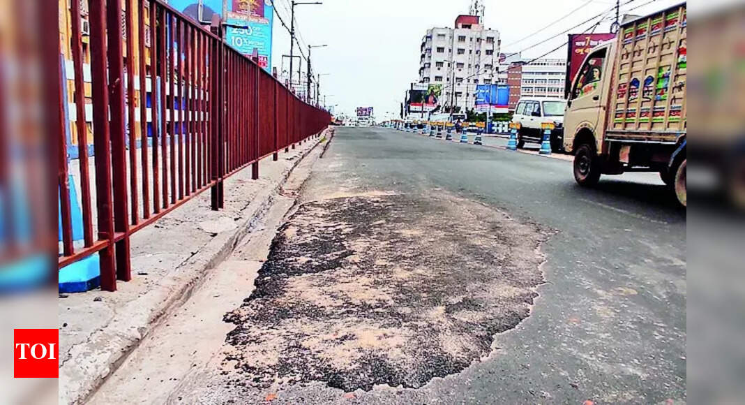 Dhakuria Bridge: Road stretch on Dhakuria bridge subsides, KMDA fills ...
