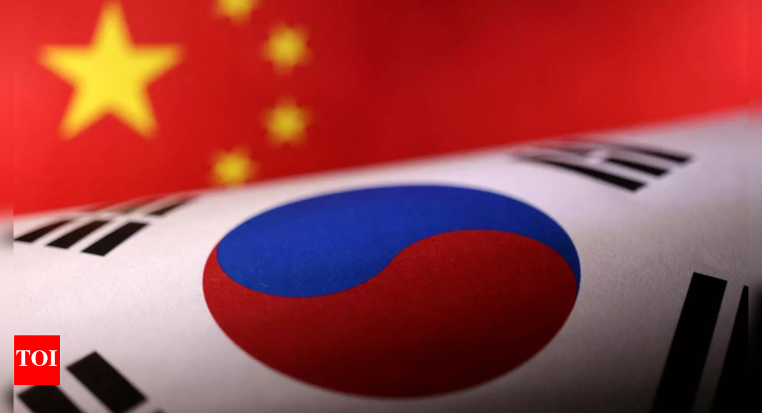 South Korea fires warning shots after North Korea's soldiers cross border - Times of India