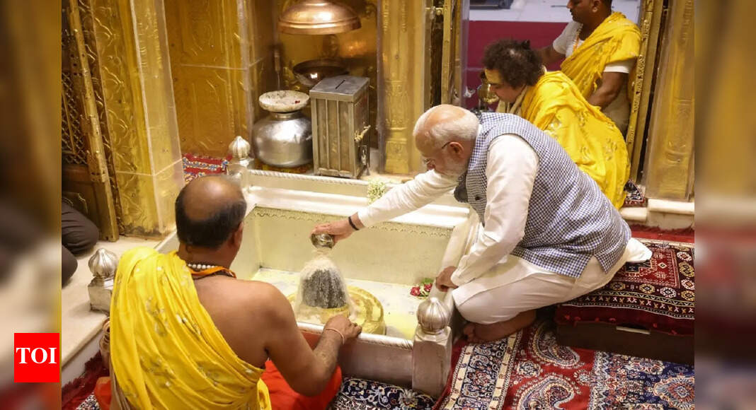 Modi Performs Puja: Modi performs puja at KVT, prays for nation ...