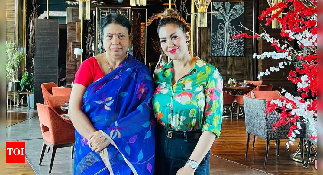 Taarak Mehta’s Munmun Dutta takes out her mother on a luxurious lunch ...