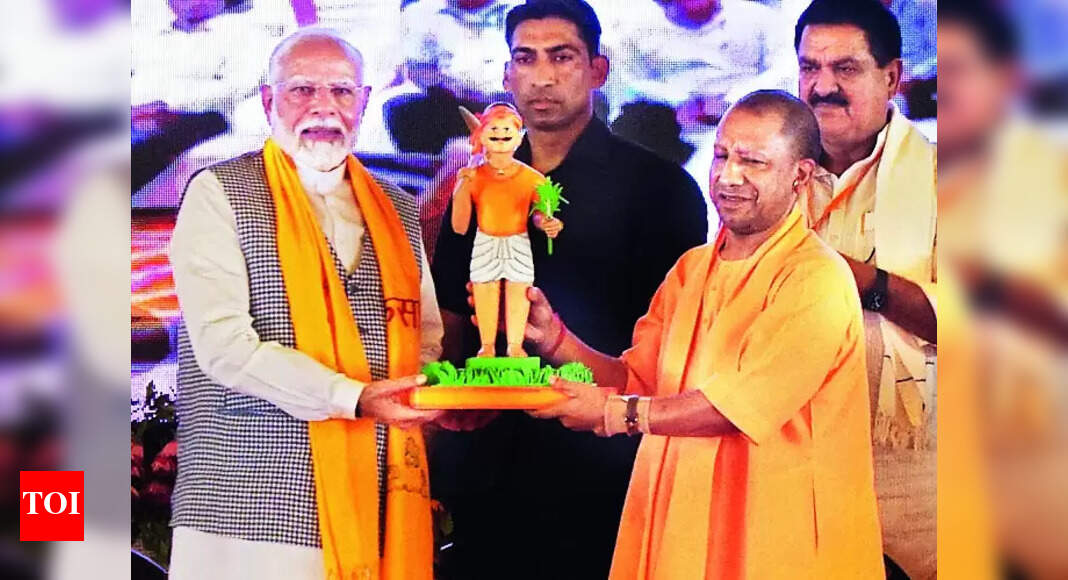 Modi: Citizens Welcome Modi to Kashi on His First Visit Post Third Win ...