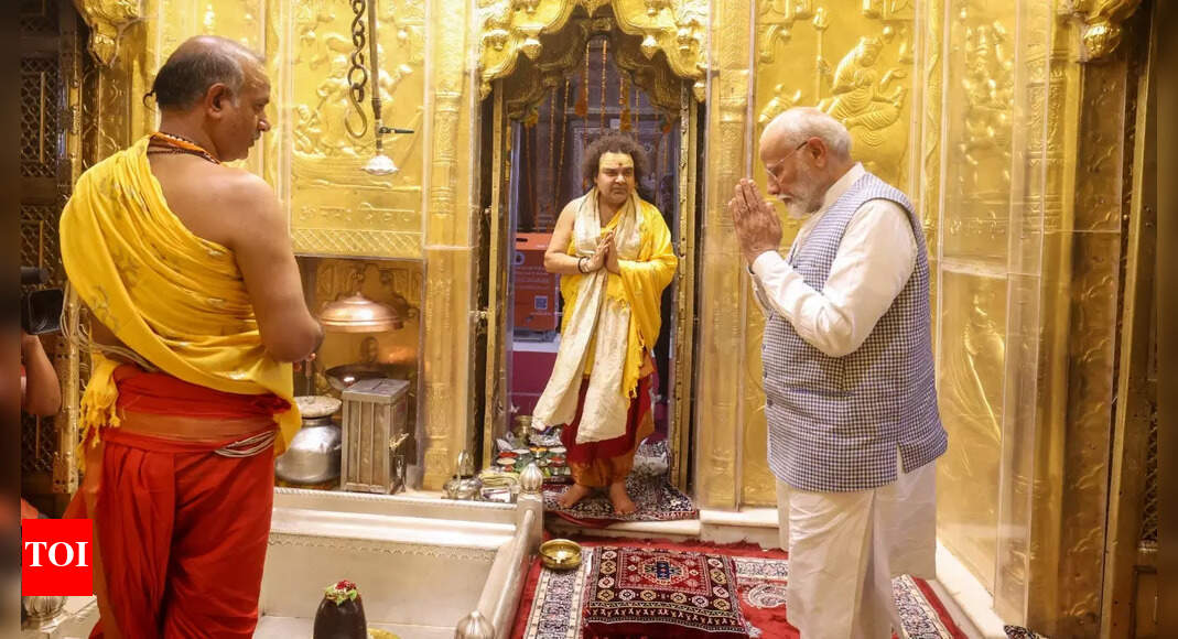 Kashi Vishwanath temple's pilgrim footfall up 48% in first 5 months | Lucknow News - Times of India