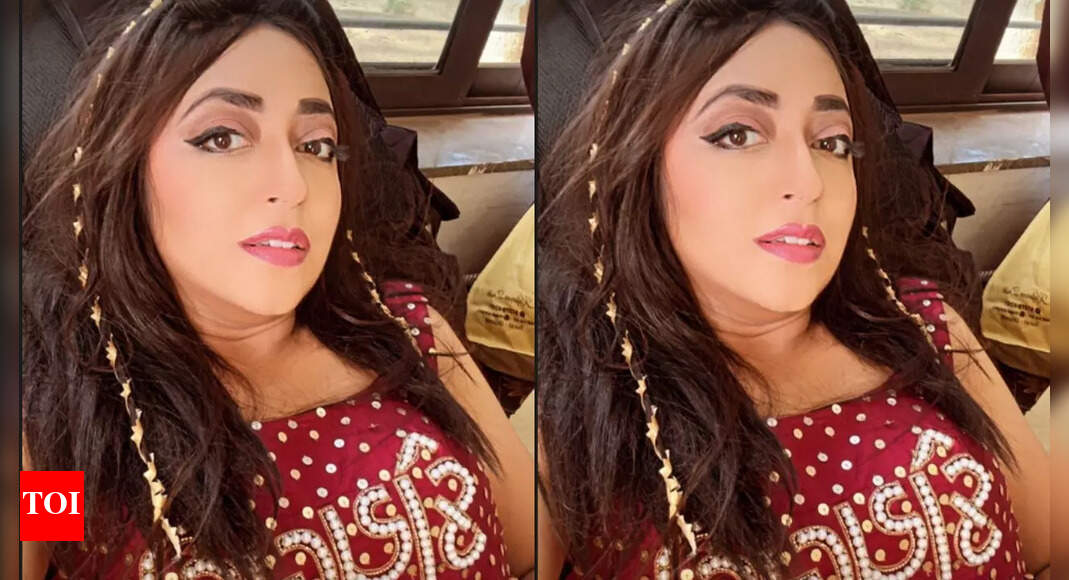 Kairavi Buch gears up for song shoot, teases fans with new look ...