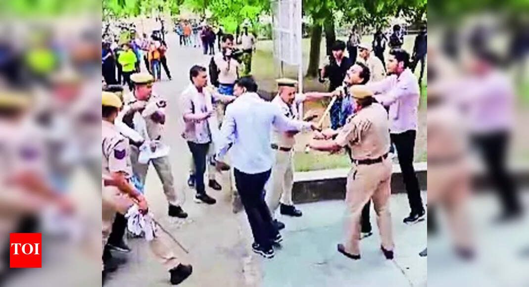 Police Lathicharge: Police lathicharge Rajasthan University students on ...