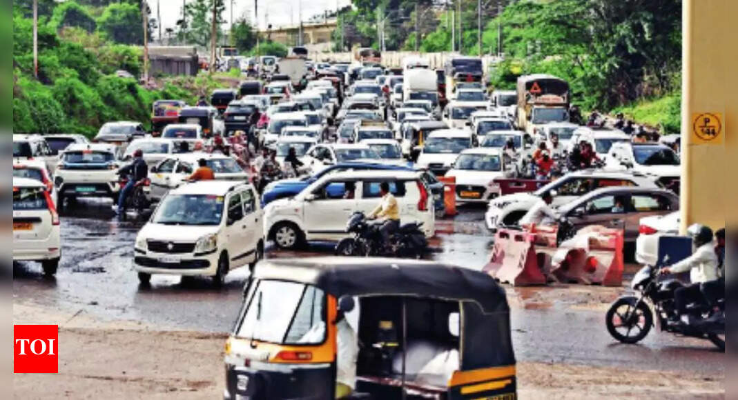 Pune: Khadki underpass has become nightmare for commuters, bottleneck ...