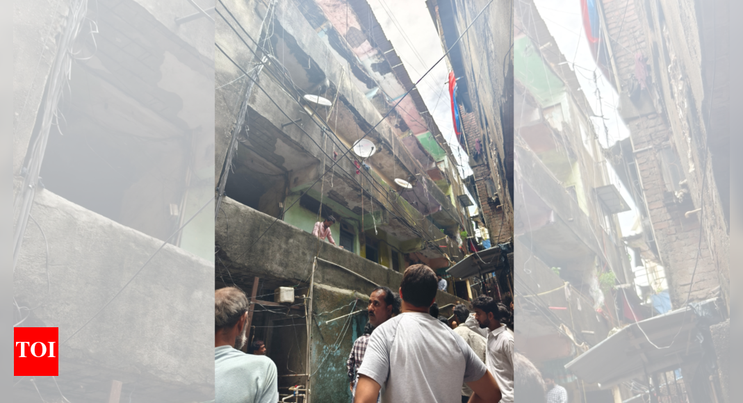 Two injured after portion of dangerous building collapses in Kalyan | Mumbai News - Times of India