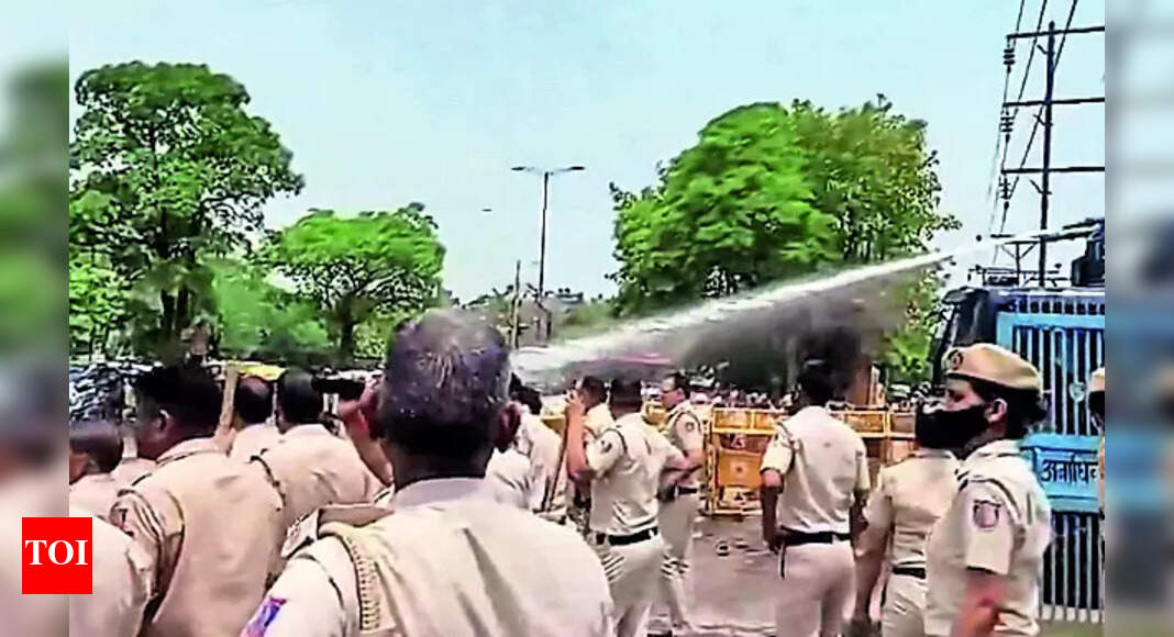 Water Cannon: Police use water cannon on water protesters in Delhi amid ...