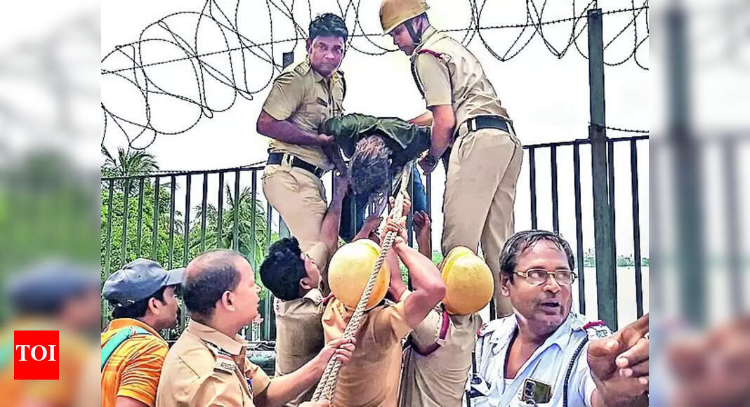 Howrah Bridge: Police Save Bihar Man from Jumping off Howrah Bridge ...