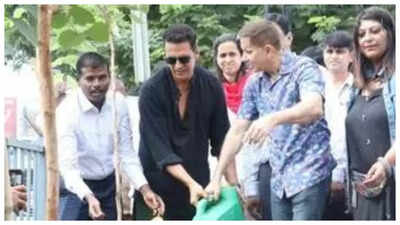 Akshay Kumar joins Mumbai's tree plantation drive to honour his parents ...