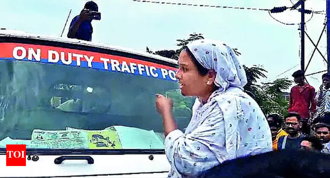 Traffic Police: Woman Climbs on Traffic Van to Get Hubby’s Bike ...