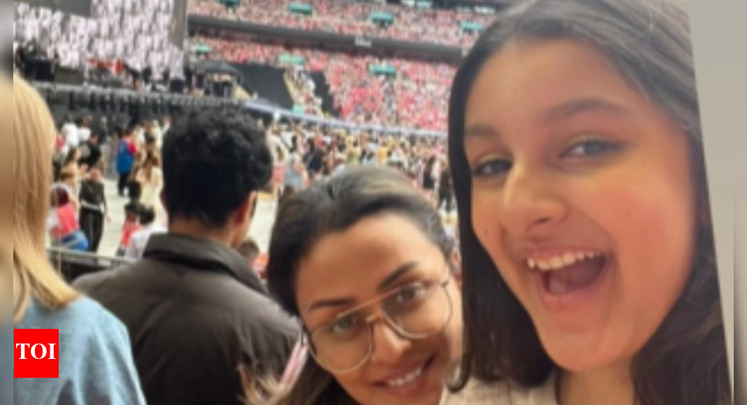 Mother-daughter duo Namrata Shirodkar and Sitara make memories at ...