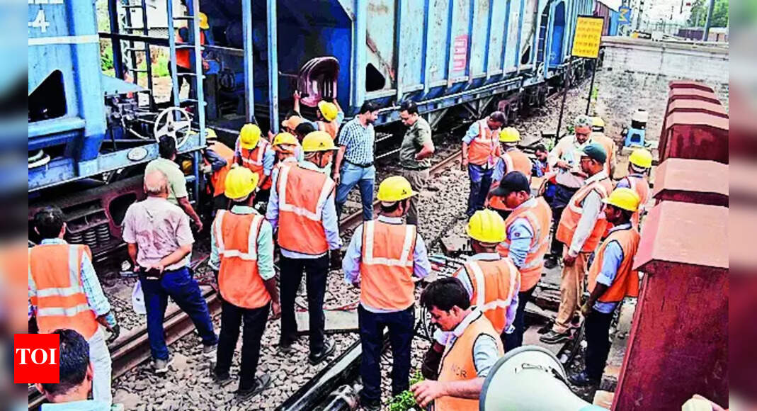 Goods Train Derail: Three wagons of goods trains derail near Prayagraj ...