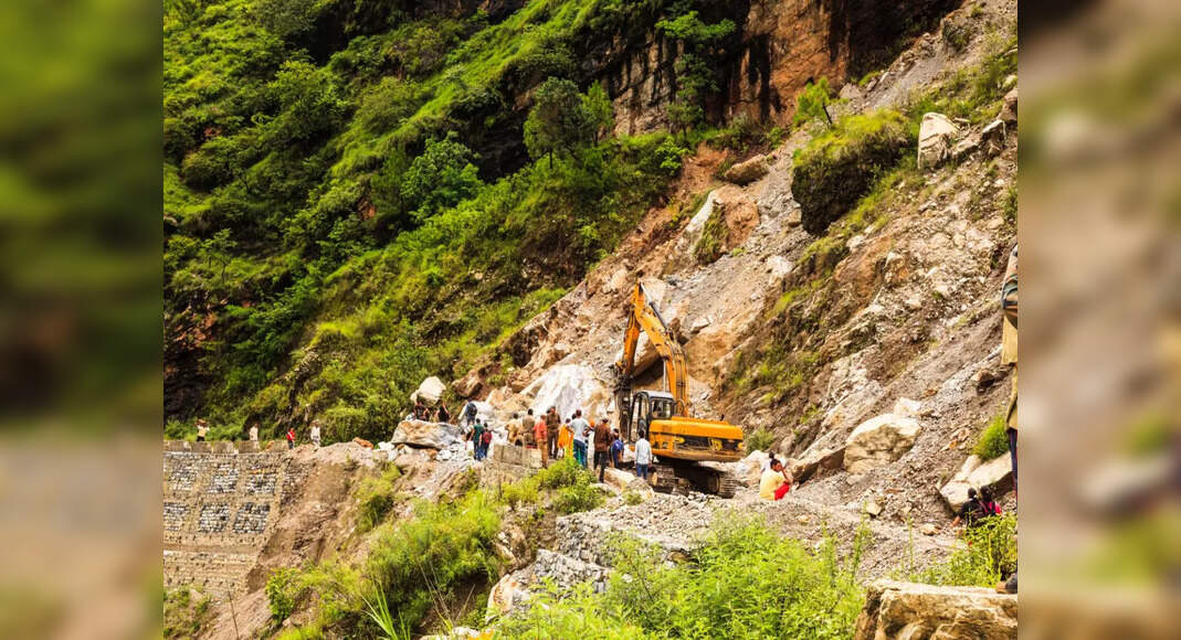 Landslide in Shimla after heavy rains; rescue operations on for stuck vehicles | TimesTravel