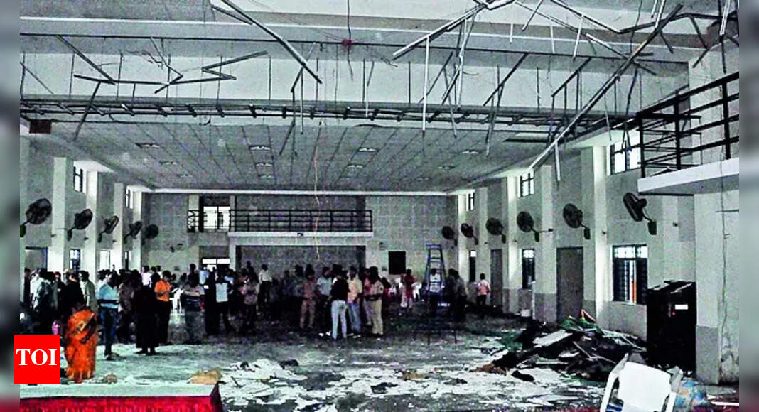 False Ceiling: False ceiling collapse at SMC hall injures 10 | Surat ...
