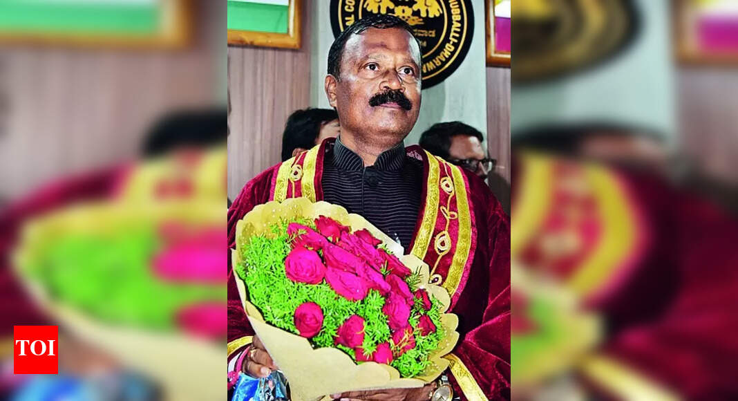 Mayor: New HDMC mayor brings back traditional gown-wearing custom ...