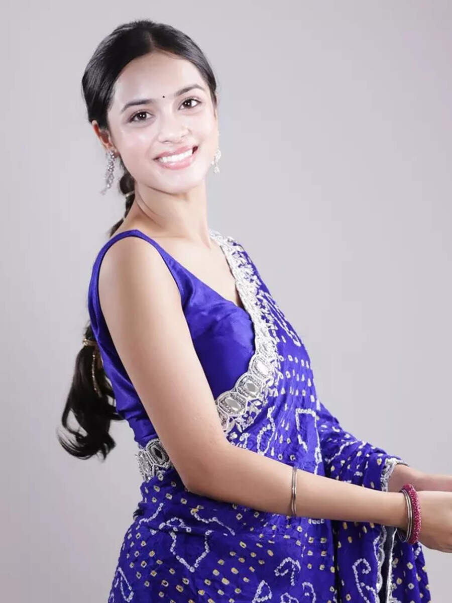 Nitanshi Goel captivates the internet with her innocence in a blue ...