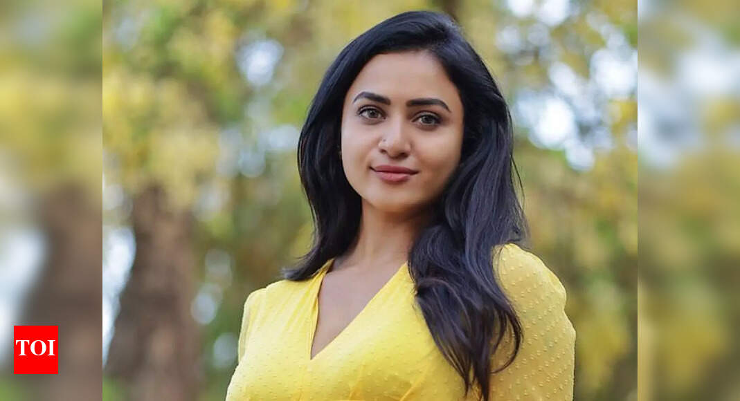 Idhayam actress Janani Ashok Kumar enjoys a vacation with friends ...