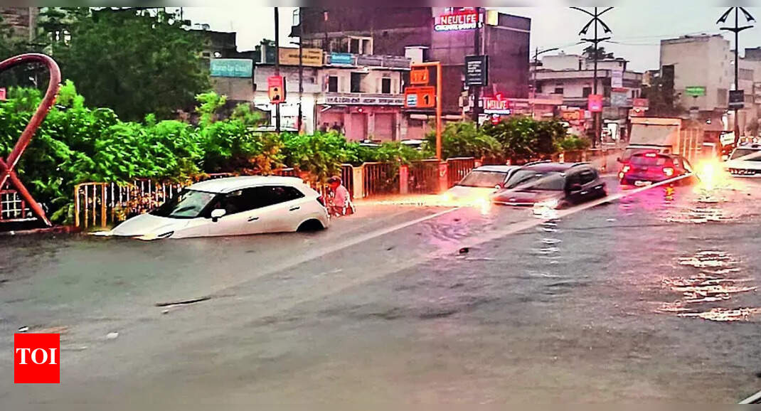 Rain: Heavy rain causes traffic jams in Jaipur after just 2 hours ...