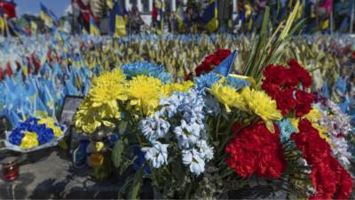 A precious moment in time of war: Flowers for a wife and daughter ...