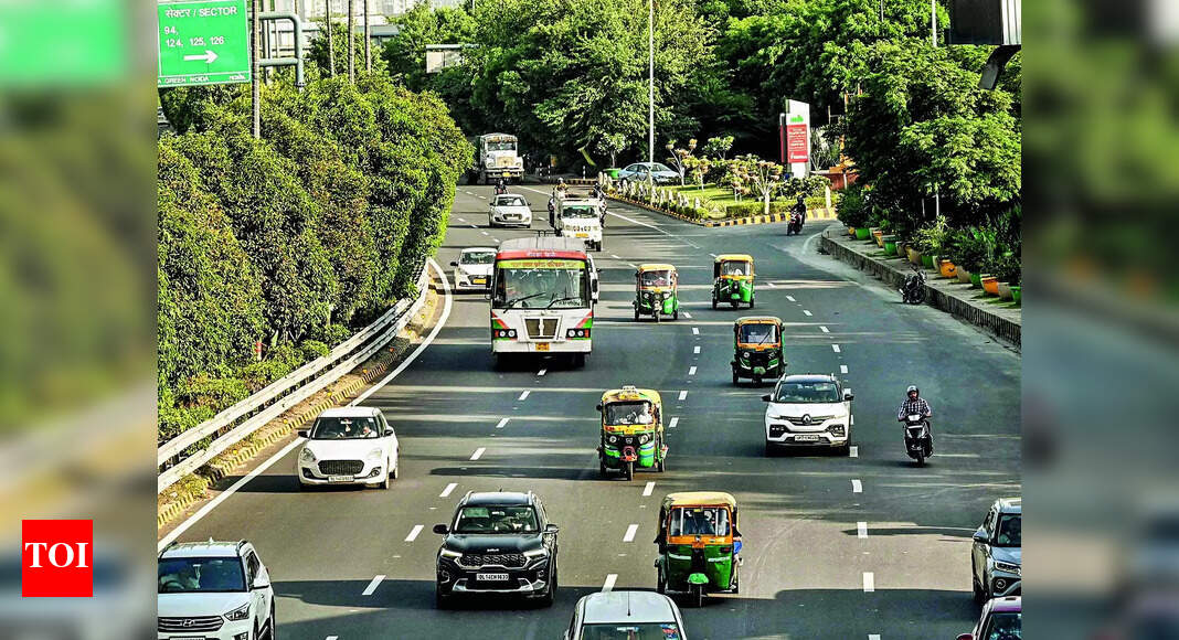 Noida Expressway: Autos continue to ply on Noida Expressway despite ban ...