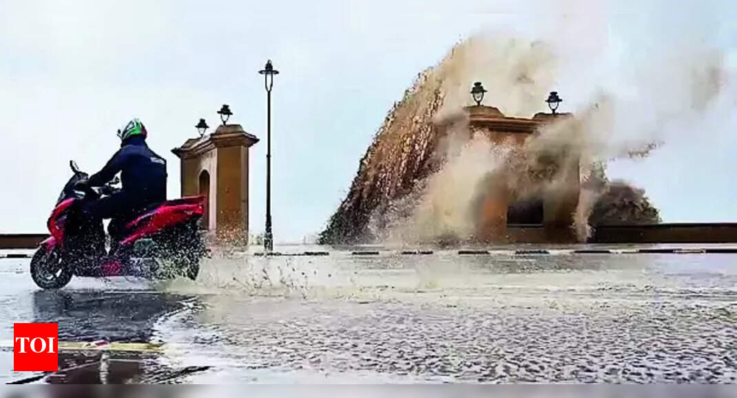 Rain: Heavy rain continues in South Gujarat, sea turns rough | Surat ...