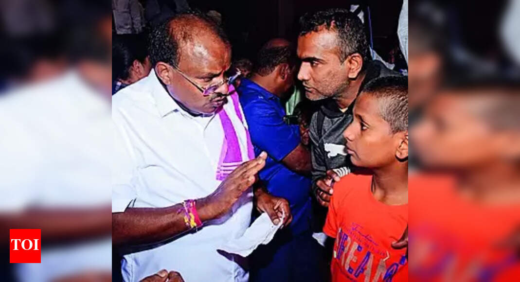 H D Kumaraswamy: HDK conducts Janata Darshan in Mandya: Accuses ...