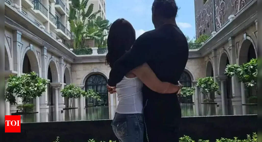 Varalaxmi Sarathkumar shares a romantic picture with Nicholai Sachdev ...