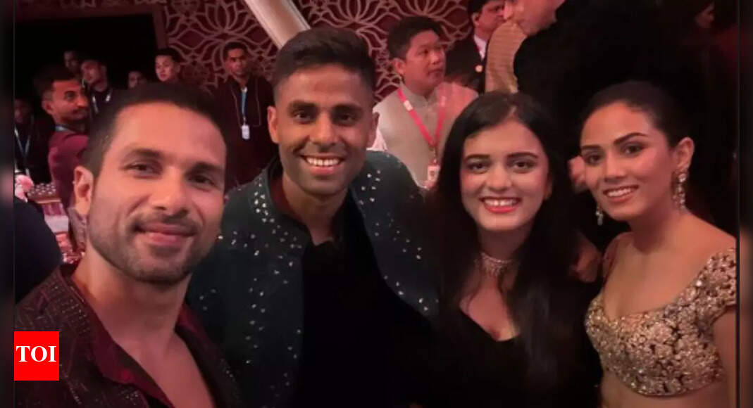 Shahid Kapoor's perfect selfie with Mira Rajput, Suryakumar Yadav and ...