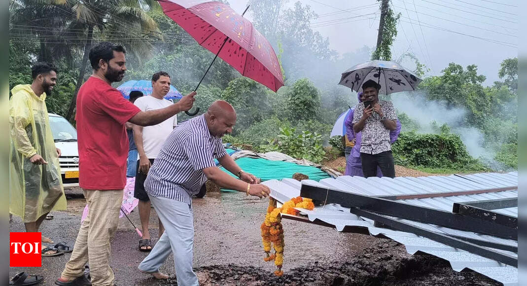 Roof of Khola panchayat house collapses, a month after it was erected ...