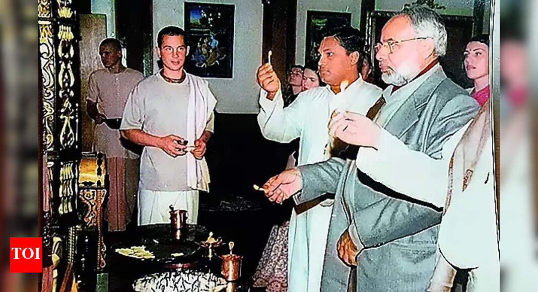 Modi: PM Modi receives surprise gift of his 2001 photograph in Moscow ...