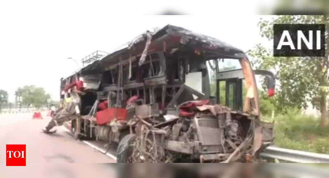 18 dead as bus crashes into tanker on Agra-Lucknow expressway | Agra News - Times of India