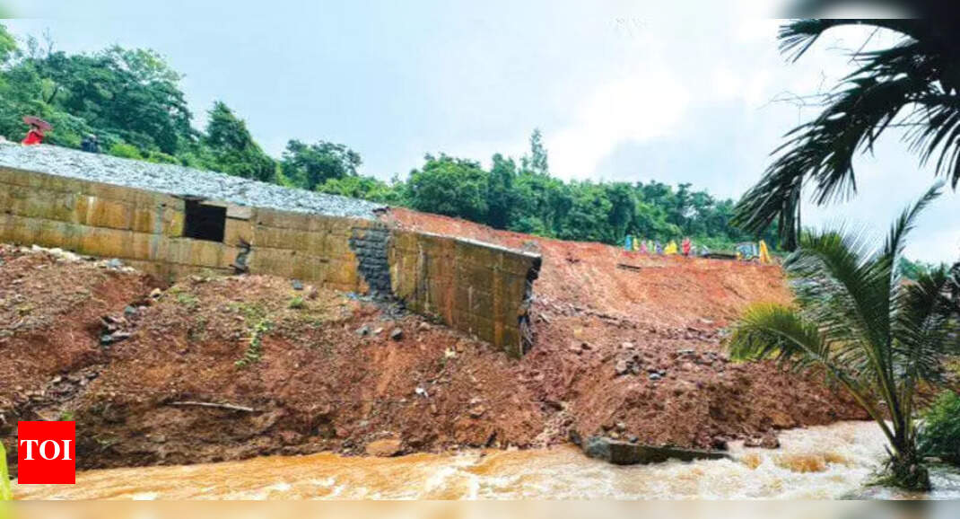 Walls collapse in Ponda, residents blame PWD work | Goa News - Times of ...