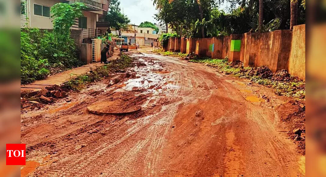 Hubballi Commuters: Hubballi Commuters Demand Widening and Concreting ...