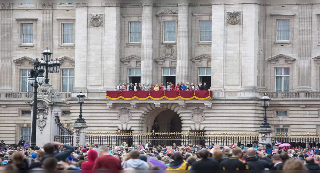 Buckingham Palace's iconic balcony room opens to public for first time ...