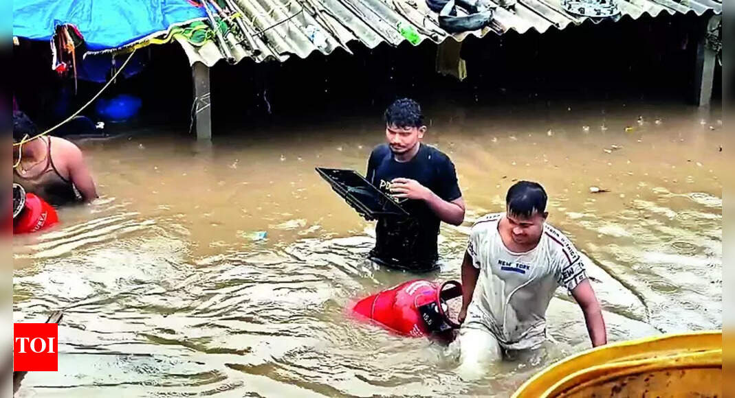 Heavy Rain: Heavy rain causes flooding in Valsad and Navsari districts | Surat News - Times of India