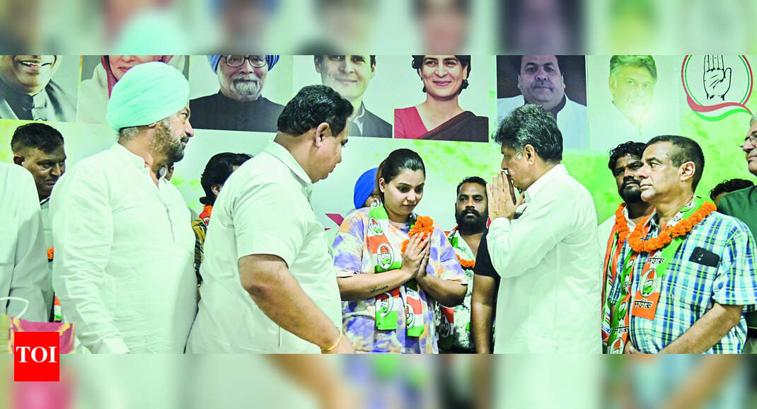 BJP Activists Join Cong: Over 200 BJP activists join Cong, Lucky assures key roles for them ...