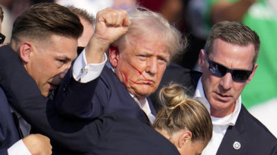 Photo of bloodied, defiant Trump takes on patriotic meaning - Times of ...