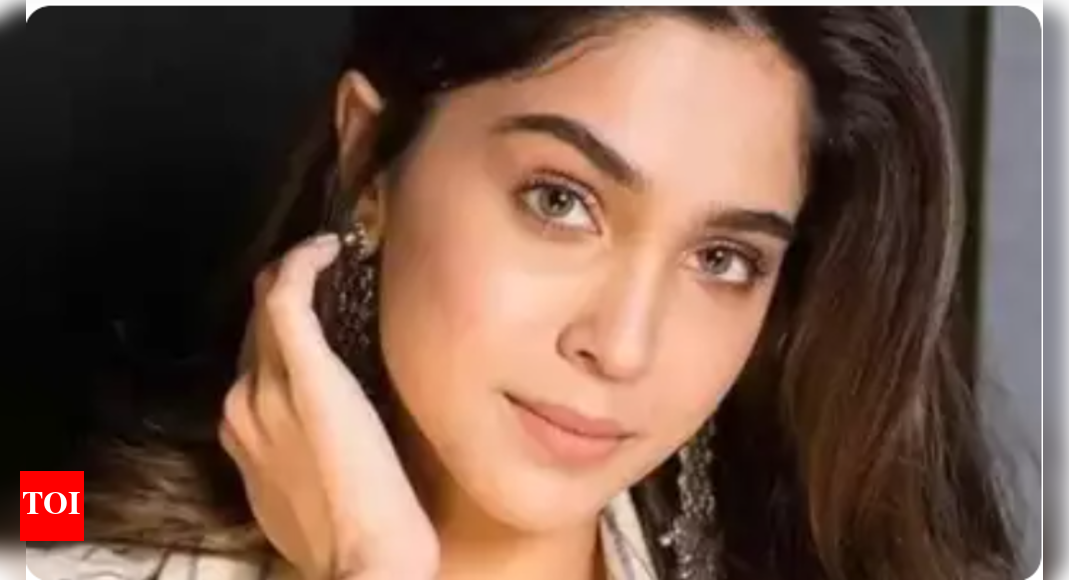 Sharvari Wagh preps up for 'Alpha'; shares pic of her strenuous workout ...