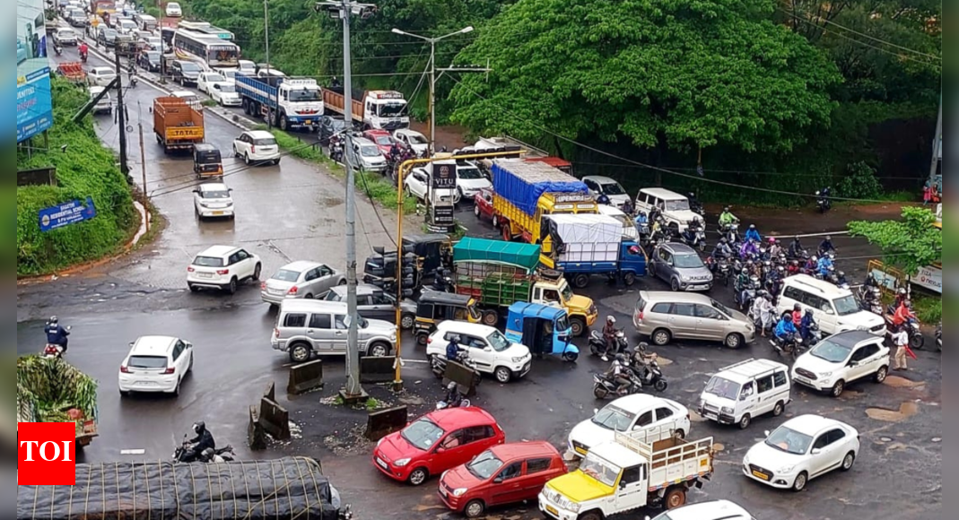 Traffic crawls at pot-holed Nanthoor Jn on NH 66 | Bengaluru News ...