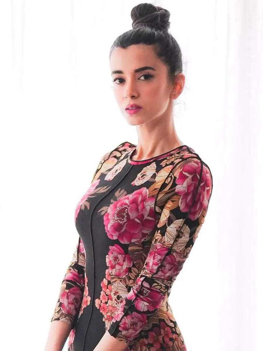 Saba Azad stuns with her glowing complexion | Times of India