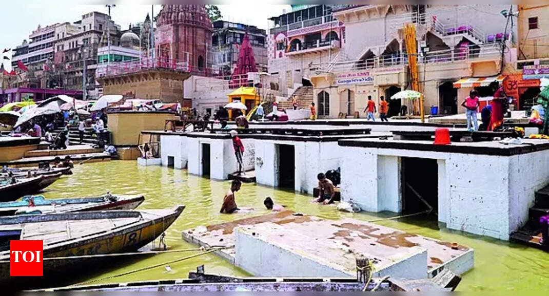Ganga Ghat Steps Submerged: Ganga ghat water level rise disrupts ...