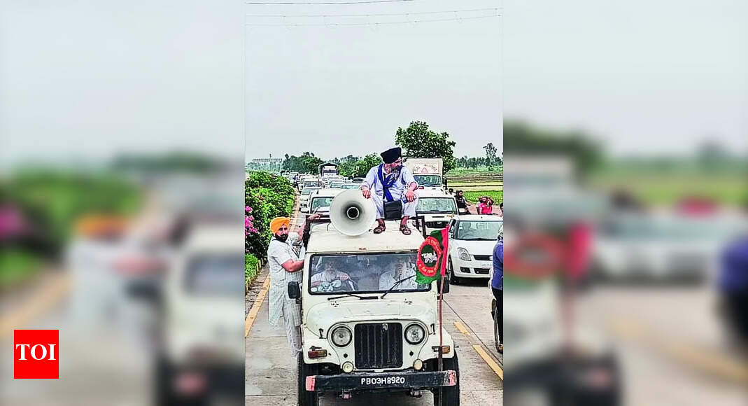Farmers: Farmers felicitate Navdeep Singh Jalbera at Shambhu border ...