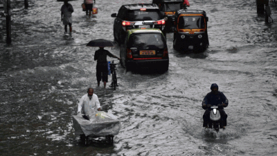 Mumbai faces heavy rain, waterlogging, and traffic chaos; IMD forecasts more rain throughout the ...