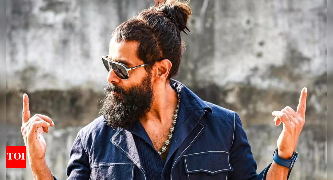 Director Santhakumar narrates a story to actor Vikram for 'Chiyaan 63 ...