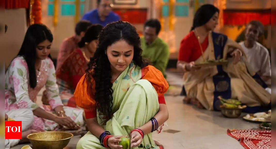 Puber Moyna: Moyna takes part in the Laxmi Puja at Dasgupta residence - Times of India