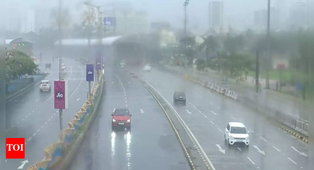 Heavy rains lash Mumbai, SoBo records 326 mm in 3 days | Mumbai News - Times of India