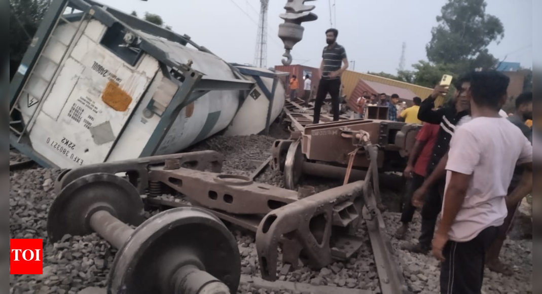 Nine wagons carrying 12 containers of freight train derail in Amroha ...